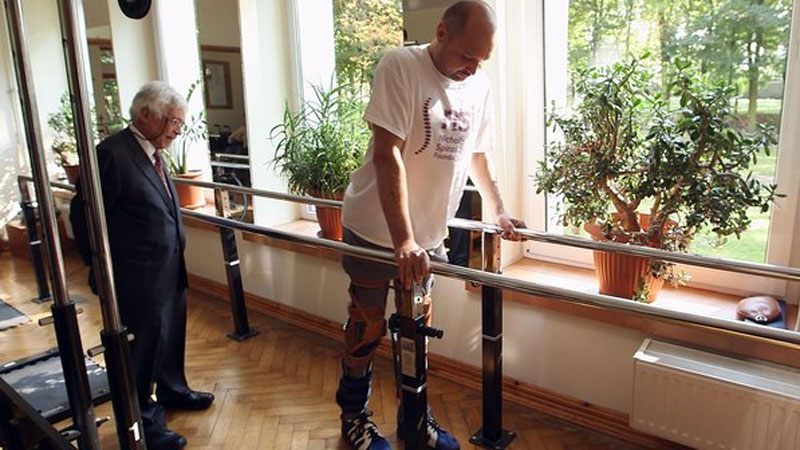 Paraplégico volta a andar após cirurgia revolucionária